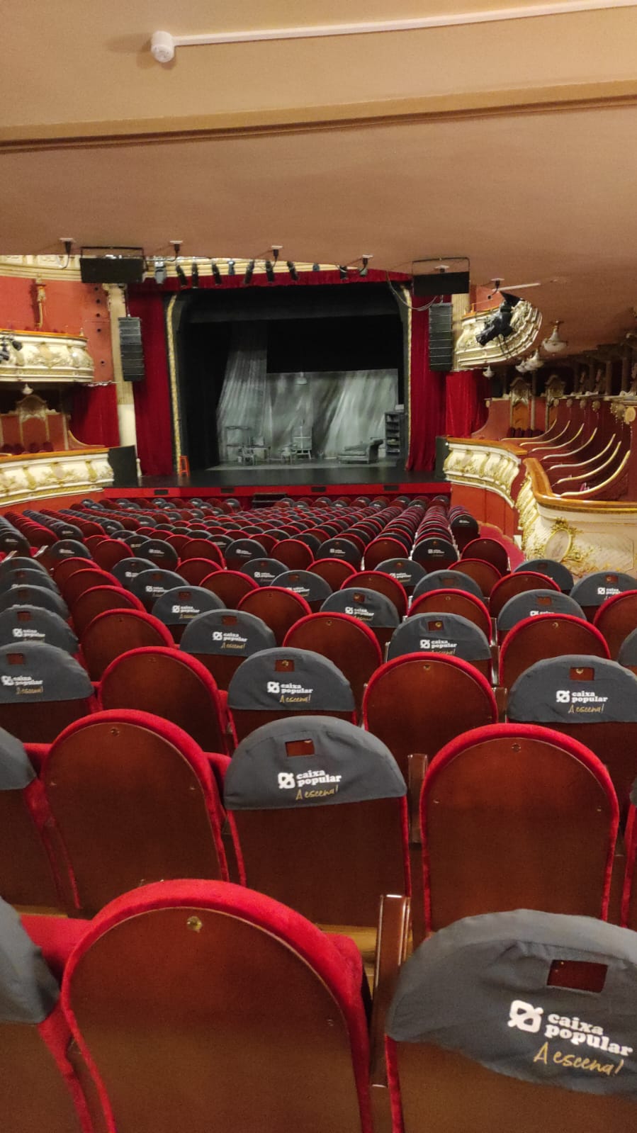 José Sacristán tras su representación teatral «Señora de rojo sobre ... José Sacristán tras su representación teatral «Señora de rojo sobre ...